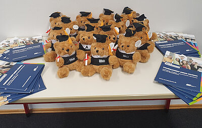 Zeugnisübergabe - kleiner Rahmen, große Freude